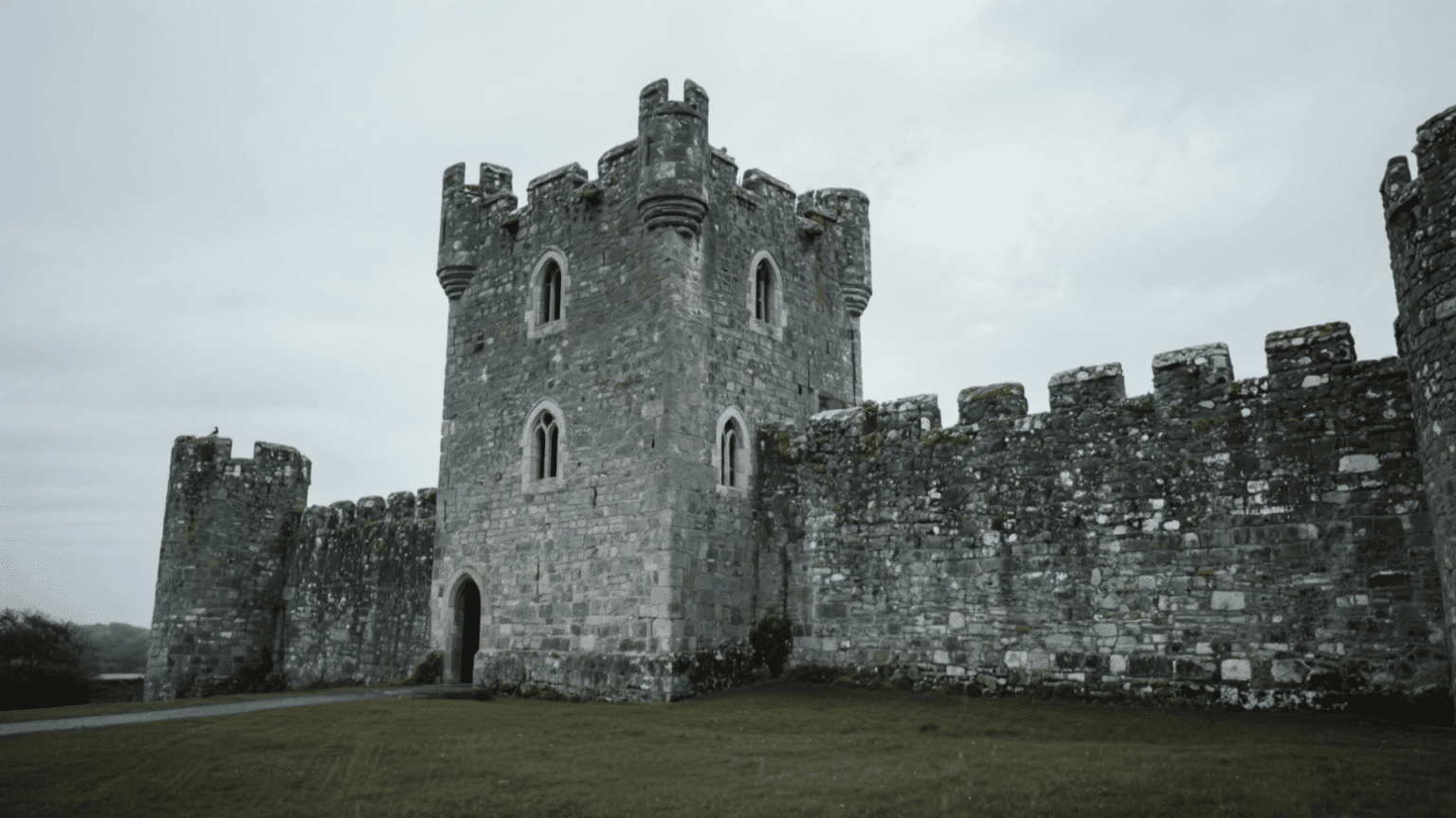 Palace vs Castle: How to Tell Them Apart? - Anngetty