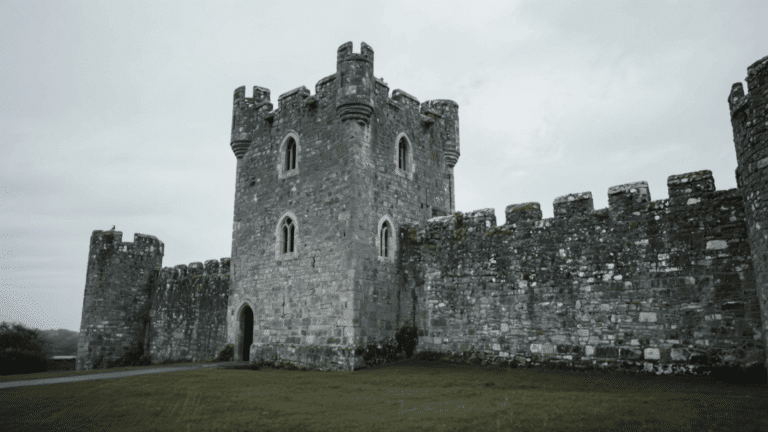 Palace vs Castle: How to Tell Them Apart? - Anngetty